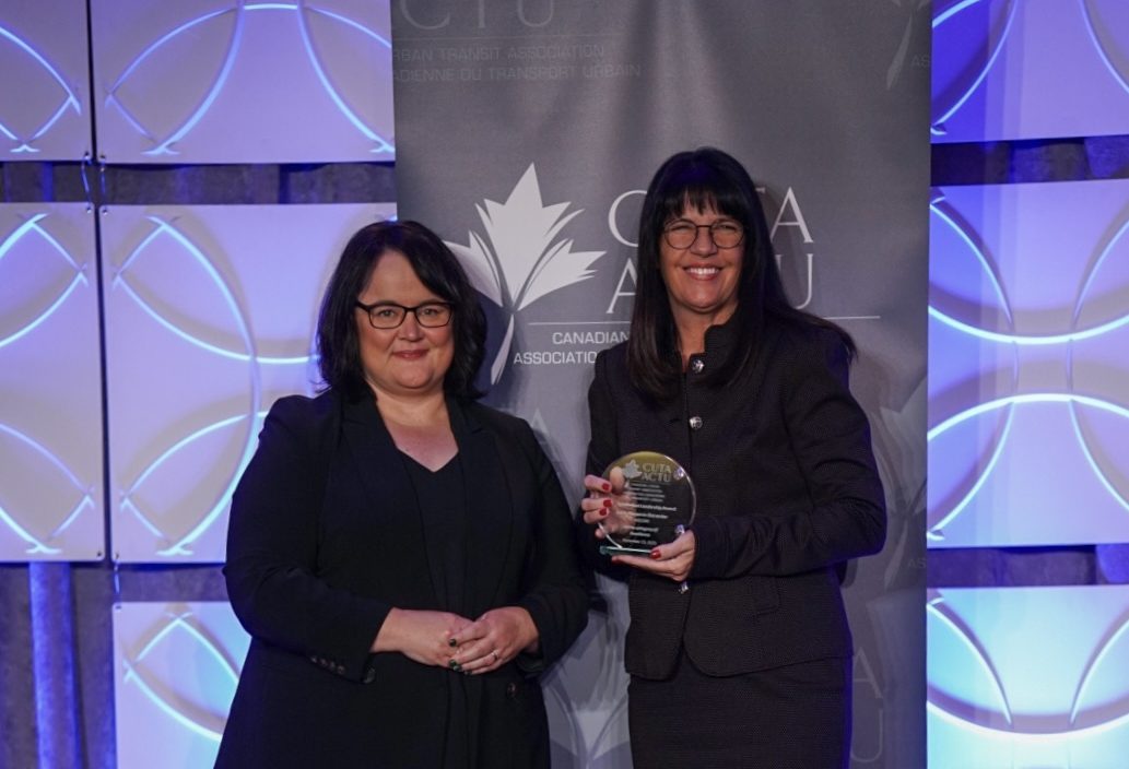 Cathy Benjamin-Ostrander remporte le prix d'excellence lors de la ...